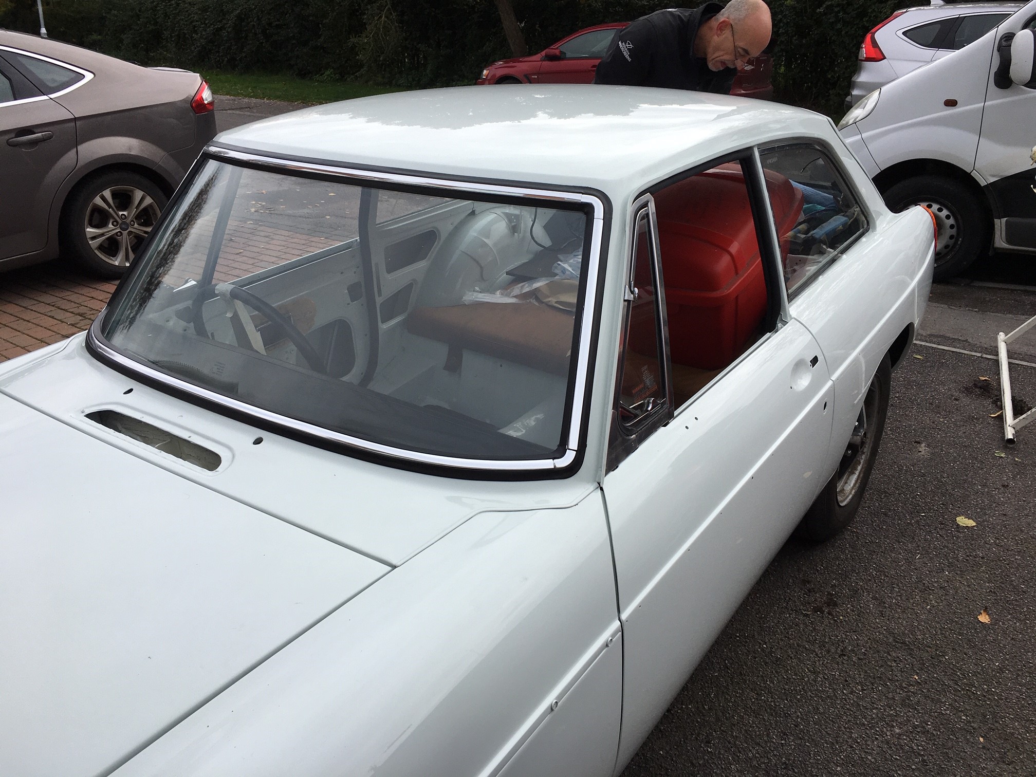 28 Oct 19 Windscreen and headlights – MGB-GT Restoration